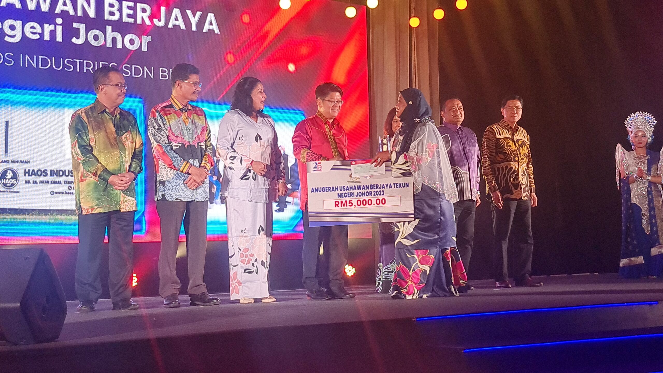 “Tangan yang menghayun buaian, mampu mengoncang dunia”. – Usahawan ...
